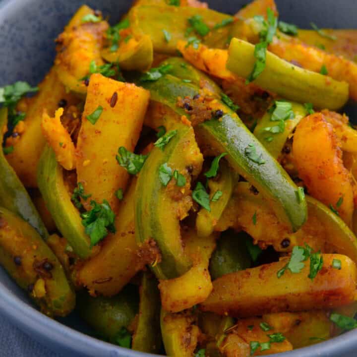aloo parwal ki sabzi | easy pointed gourd curry - SecondRecipe